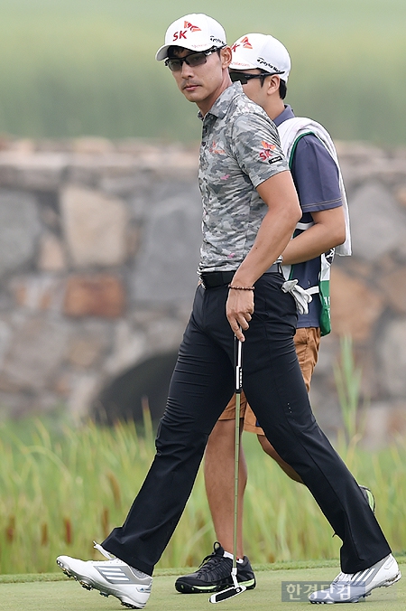 홍순상, 필드에서도 화보처럼~ | 한국경제