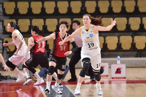 진안 21득점 BNK, KB 꺾고 홈에서 시즌 첫 승리…KB 2연패 | 한국경제