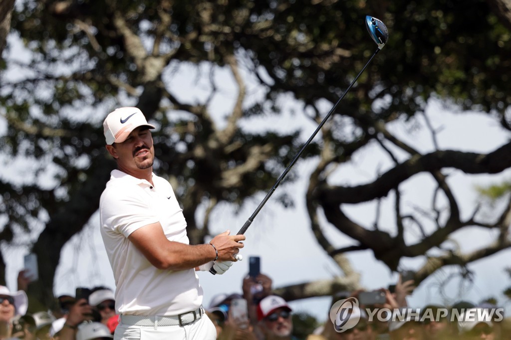 51세 미컬슨, PGA 챔피언십 3R 단독 선두…임성재 6타 차 10위 | 한국경제