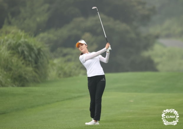 오지현, KLPGA 통산 7승 예고…삼다수 마스터스 3R 선두 | 한국경제