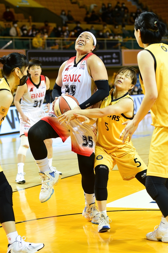 1위 확정한 여자농구 KB, PO행 급한 BNK 완파…4경기만에 승리