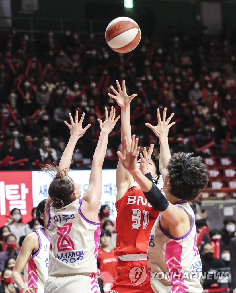 여자농구 삼성생명 또 4위 신화 vs BNK 여성 감독 첫 PO | 한국경제