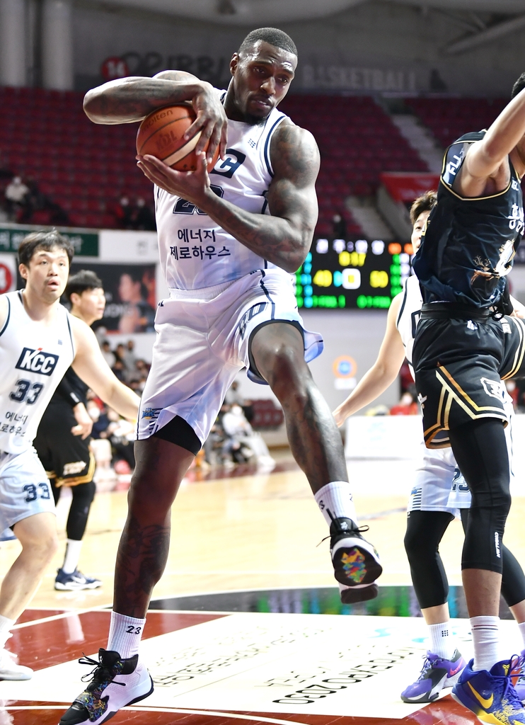 프로농구 KCC, 선두 KGC에 연패 안기고 단독 7위…허웅 22점 | 한국경제