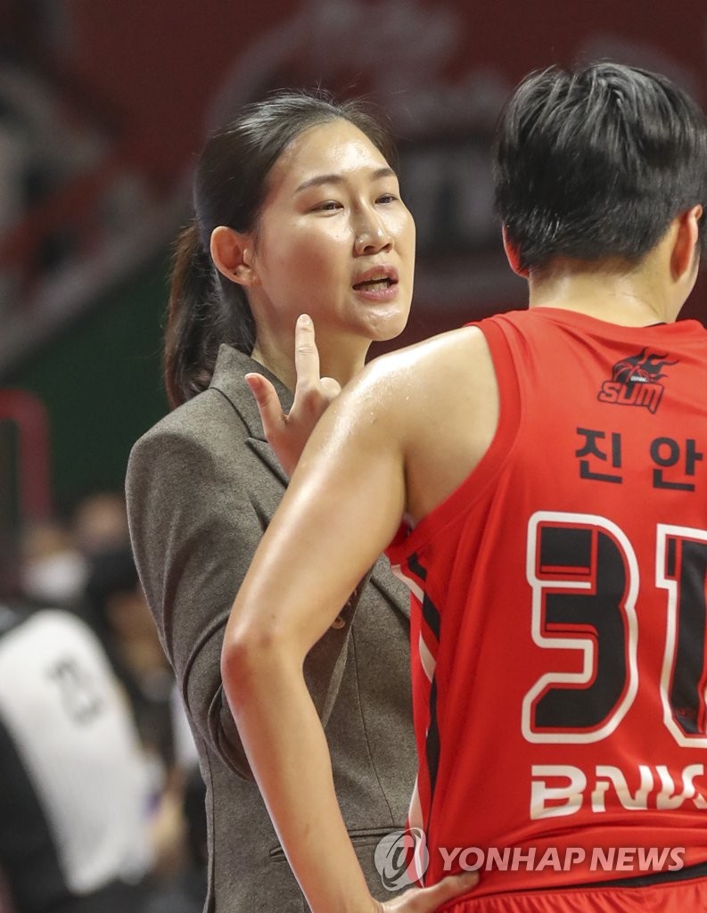 여자농구 BNK, 15점차 역전승…박정은 여성 감독 PO 첫 승 | 한국경제