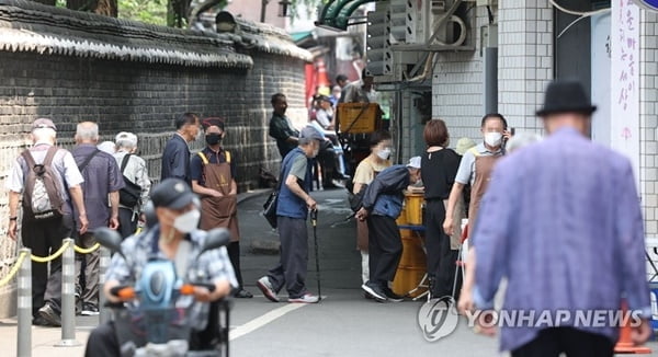 1인가구 절반은 빈곤…독거노인 10명 중 7명 가난하다 한국경제
