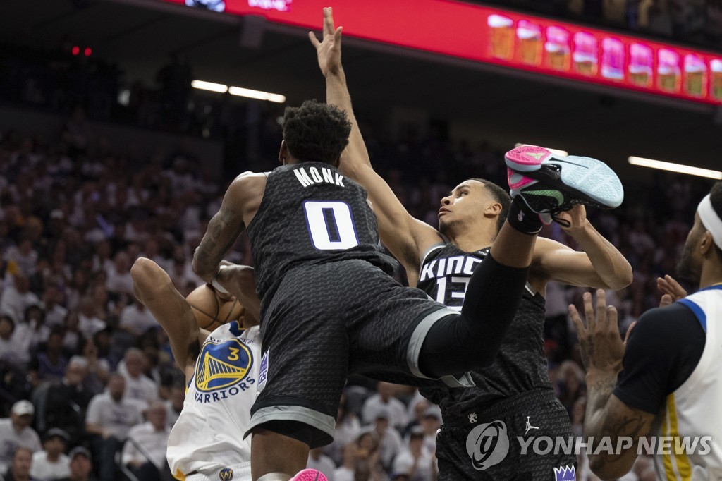 NBA 새크라멘토, 17년 만의 PO 복귀전서 골든스테이트 제압 | 한국경제