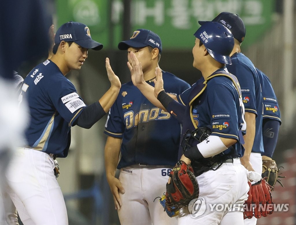 LG, kt 돌풍 잠재우고 1위 독주 발진…SSG와 2.5경기 차(종합) | 한국경제