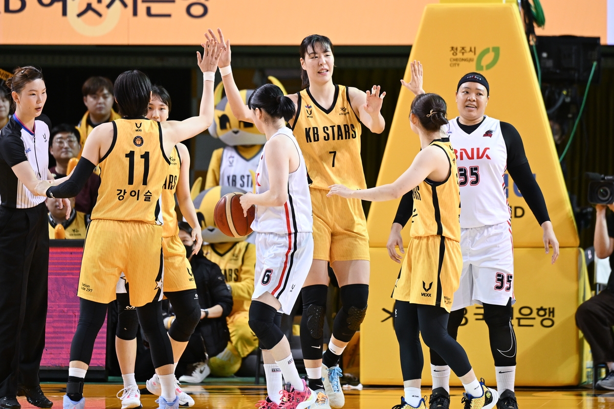 여자농구 KB, BNK 완파…맞대결 앞둔 선두 우리은행과 1승 차 | 한국경제