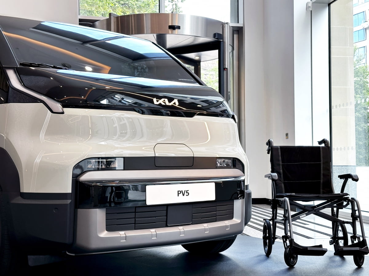 휠체어 탑승자 위한 PBV…기아, PV5 WAV 공개 | 한국경제