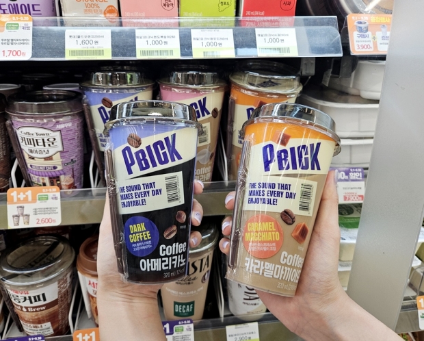 커피플레이션 극복! CU, 업계 최저가 1900원 PBICK 컵커피 출시 | 한국경제