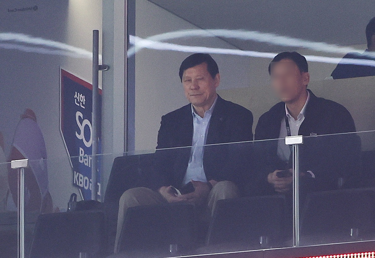 빵집 548만원, 카페 2300만원…허구연 KBO 총재, 법카 내역 논란 | 한국경제